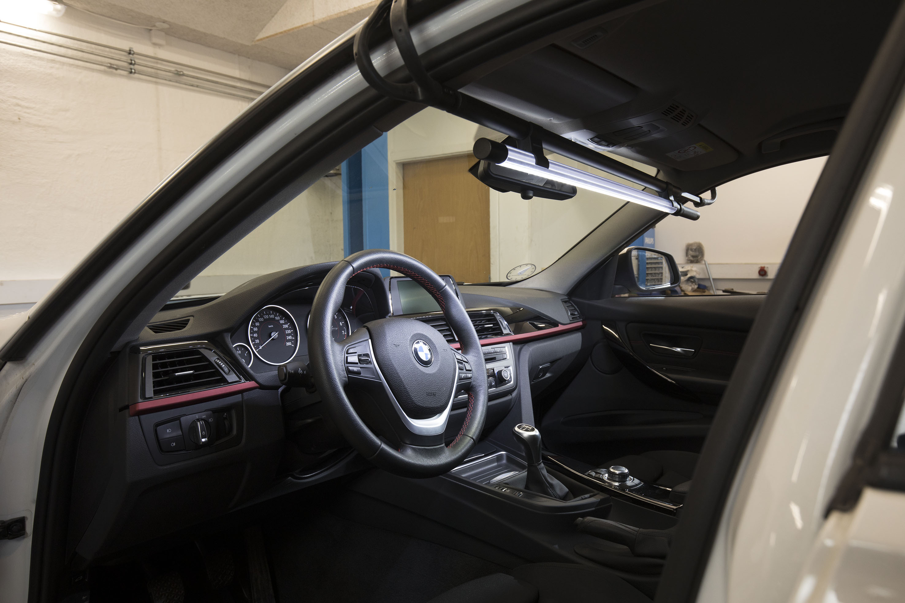 LINE LIGHT BONNET C+R - Powerful illumination of the engine bay