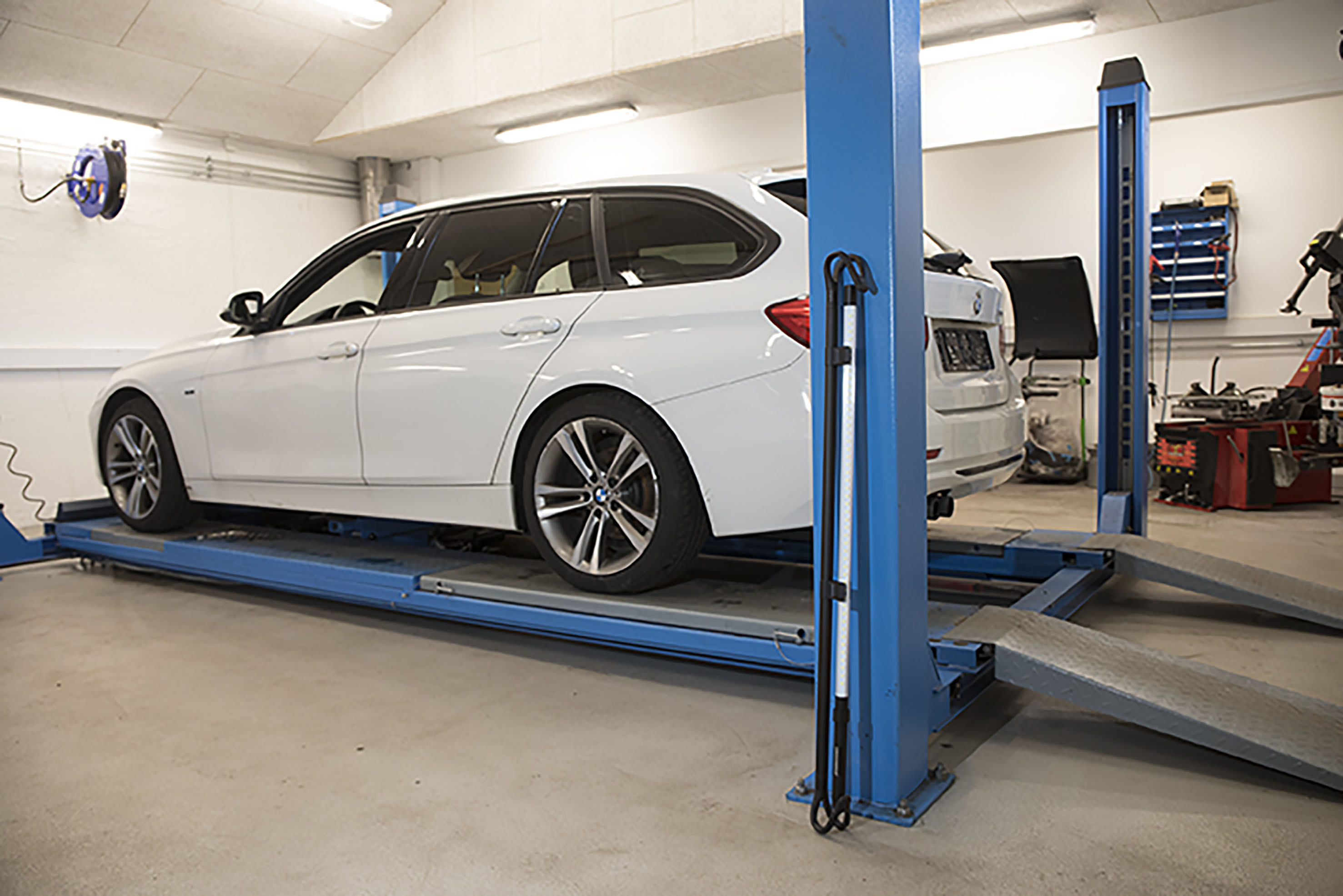 LINE LIGHT BONNET C+R - Powerful illumination of the engine bay