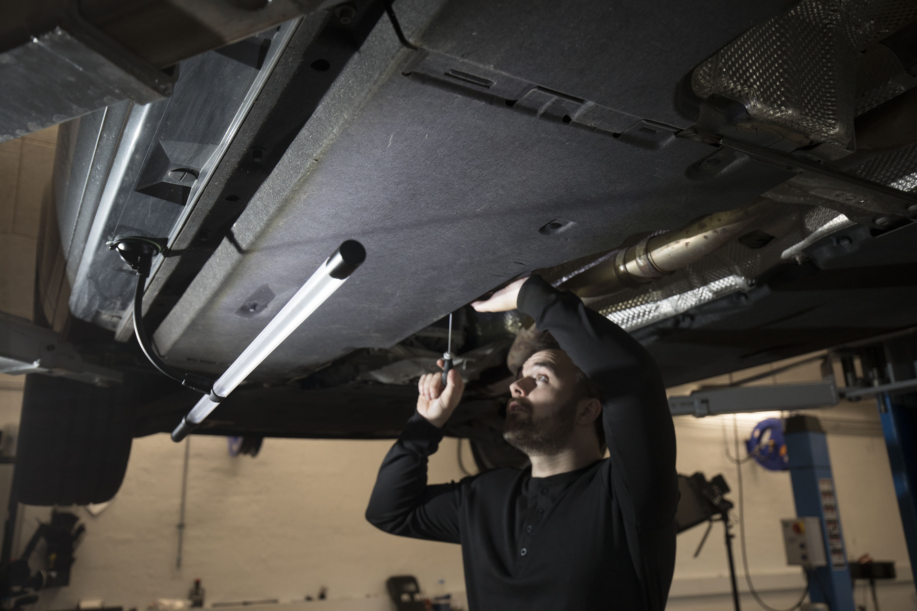 LINE LIGHT BONNET C+R - Powerful illumination of the engine bay