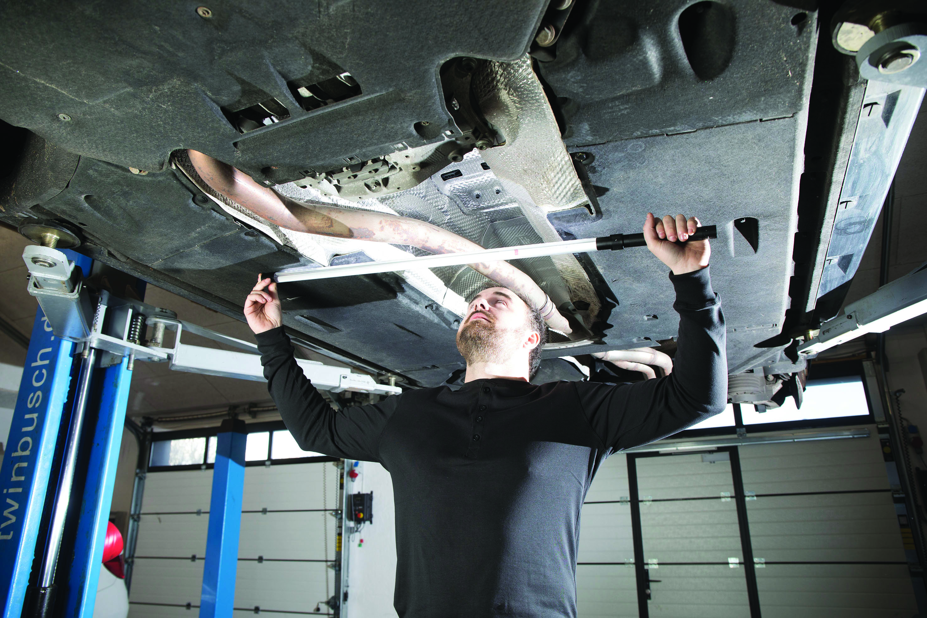 LINE LIGHT BONNET C+R - Powerful illumination of the engine bay