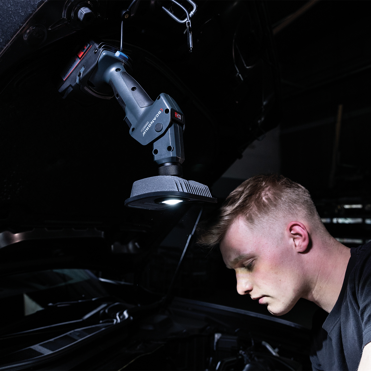 Hand-held work light with 1500 lumen floodlight head