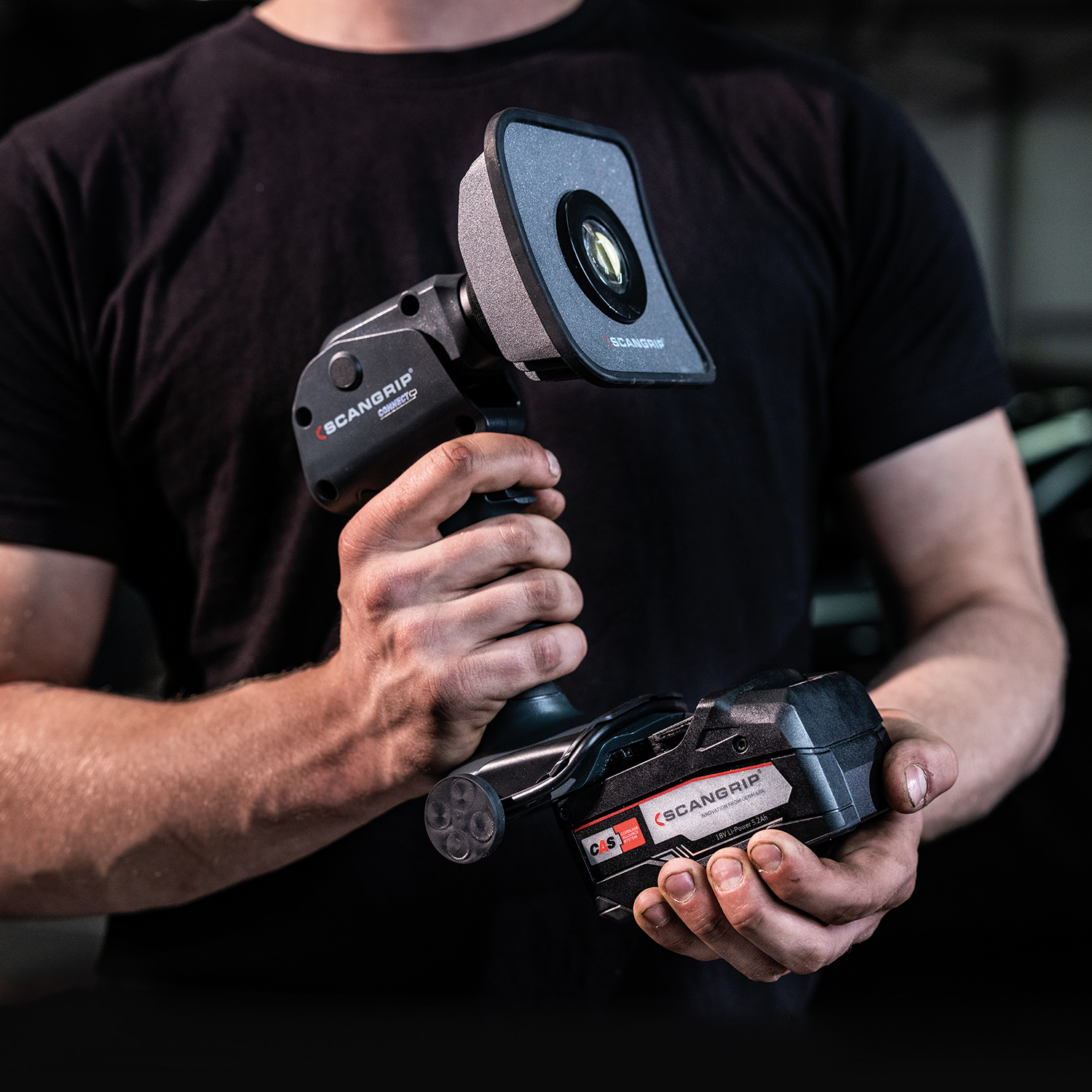 Hand-held work light with 1500 lumen floodlight head