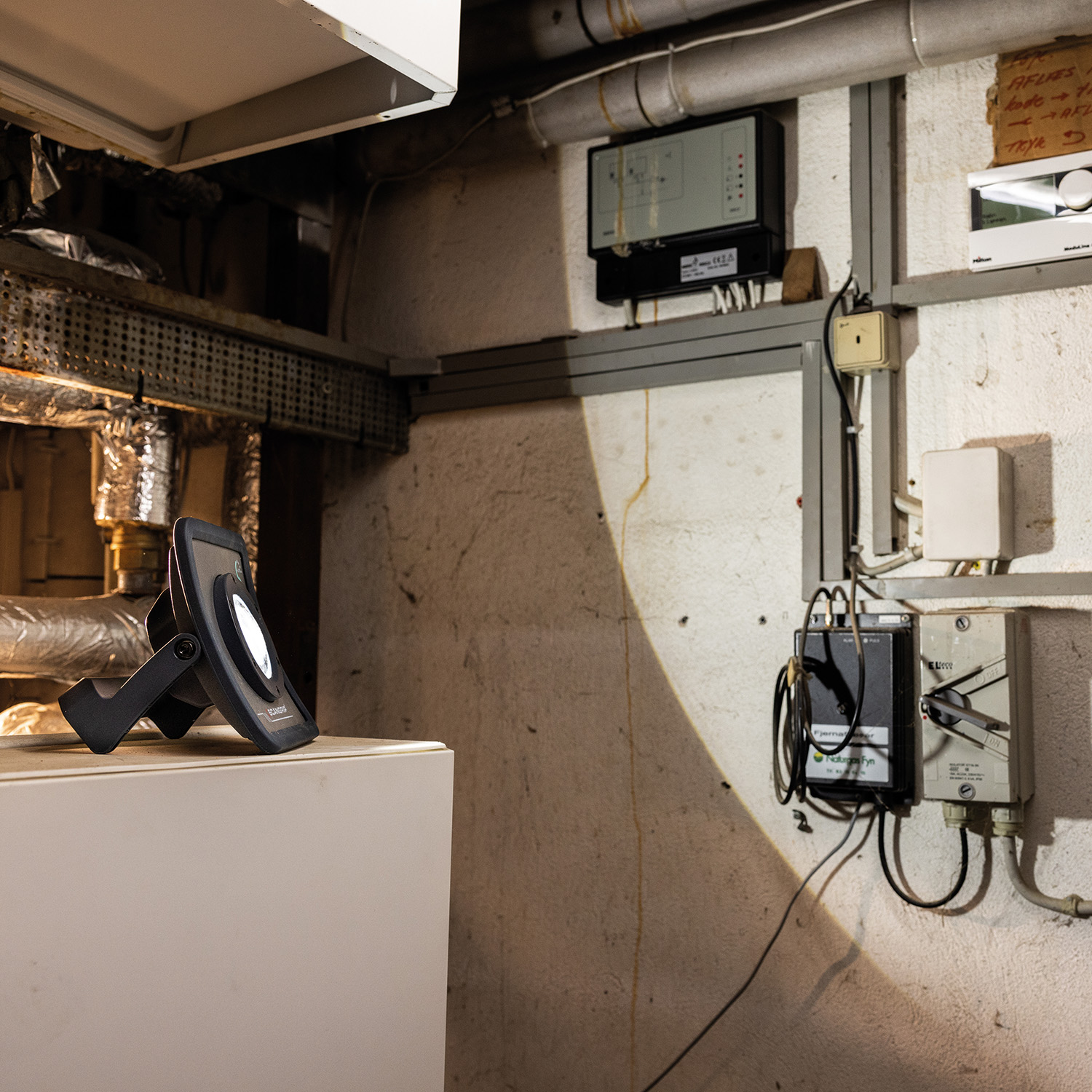 Explore the NOVA R: A compact and portable LED work light with up to 2000 lumen. Versatile ...